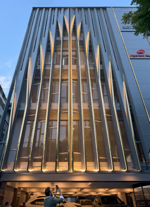 Tweening Arches: Redefining Fluidity In Façades - WFM Media