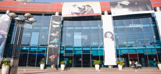 Modern And Sleek Shopping Mall Façade Design: A Blend Of Aesthetics ...
